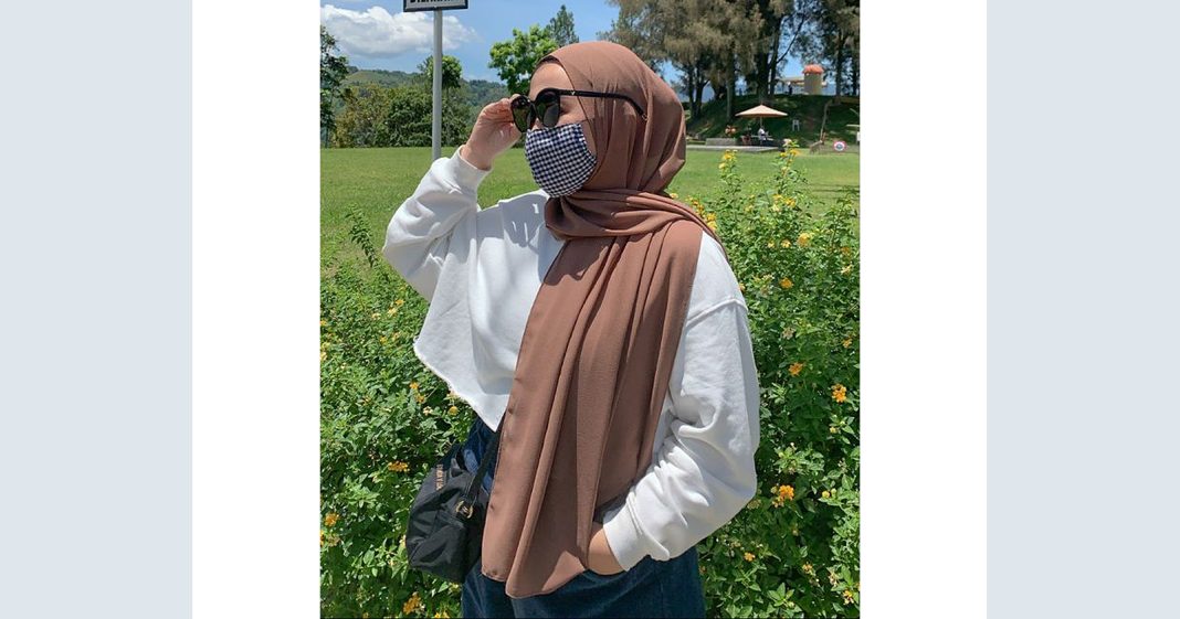 7 OOTD Hijab Pakai Masker dan Kacamata, Inspirasi Stylish - Blibli Friends 7 OOTD Hijab Pakai Masker dan Kacamata, Inspirasi Stylish - Blibli Friends